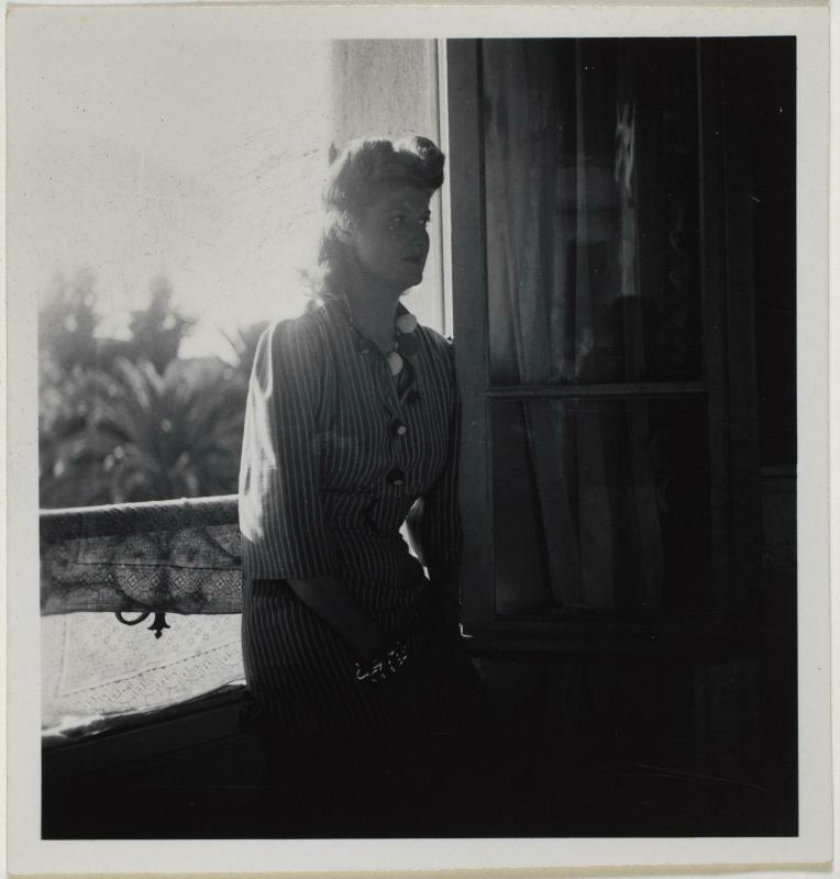 Portrait d'une femme dans la pénombre non identifiée. Sonia Mossé ...