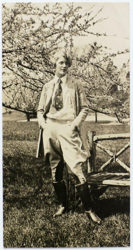 Lee Miller (dans un jardin) - Centre Pompidou