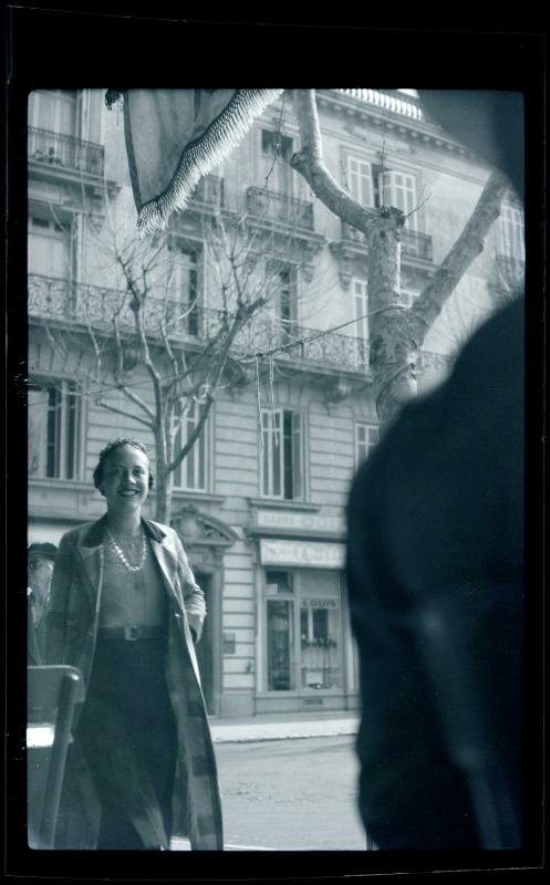 Passante dans la rue - Centre Pompidou