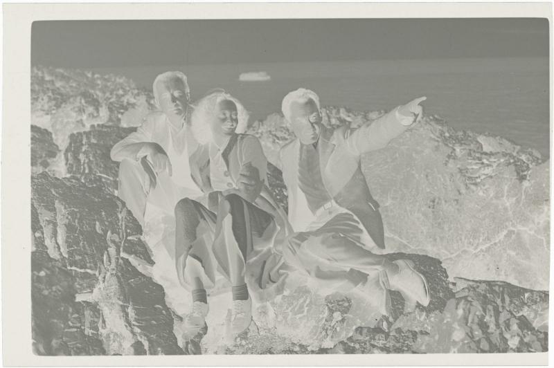 Paul Eluard, Nusch Eluard, Man Ray dans les rochers à Antibes - Centre ...