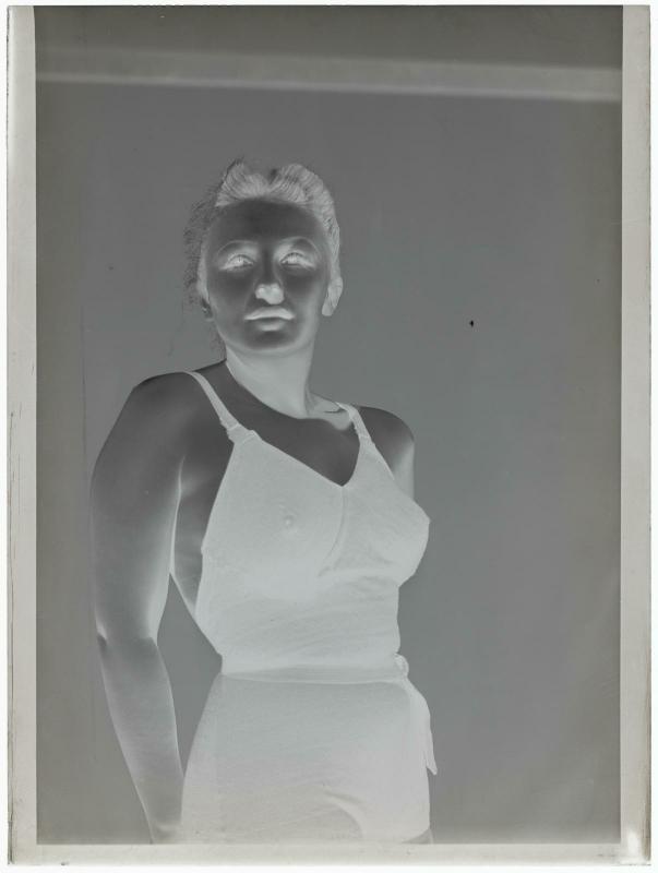 Modèle non identifié en déshabillé (Sonia Mossé ?) - Centre Pompidou