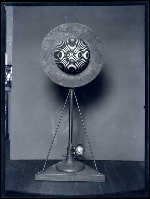 Rotative demi-sphère de Marcel Duchamp - Centre Pompidou
