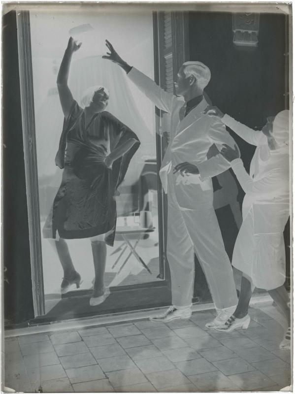 Alice Prin, dite Kiki de Montparnasse et deux personnes non identifiées ...