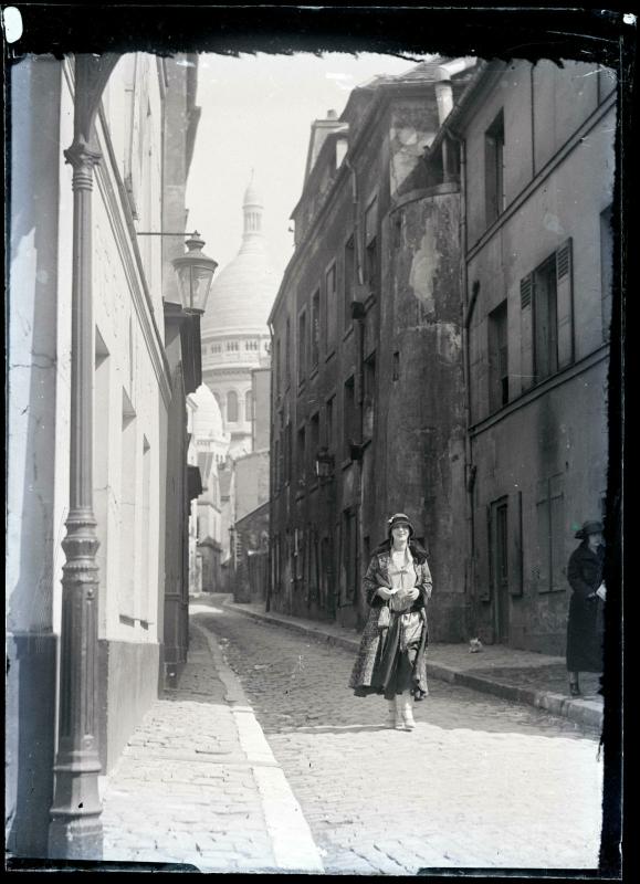 Alice Prin, dite Kiki de Montparnasse dans une rue de Montparnasse ...