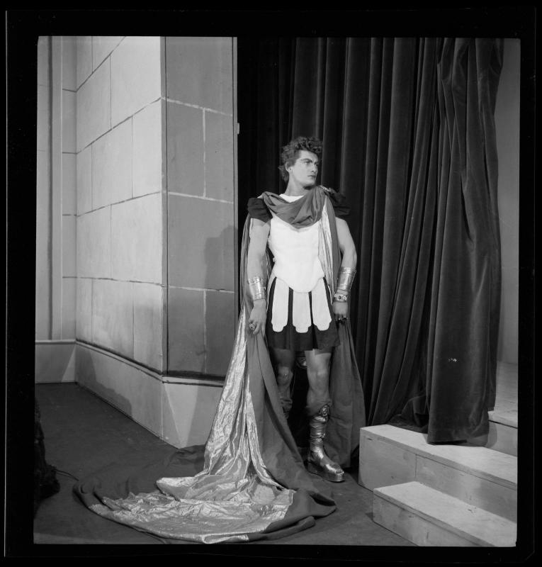 Portrait d'un comédien non identifié en tenue de soldat romain - Centre ...