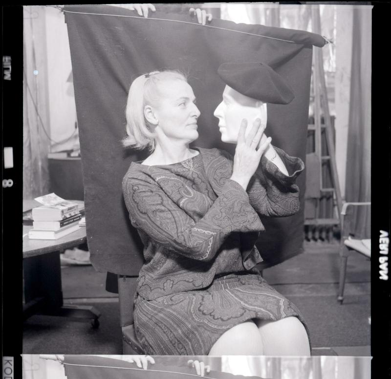 Jean Farley Levy avec un masque - Centre Pompidou