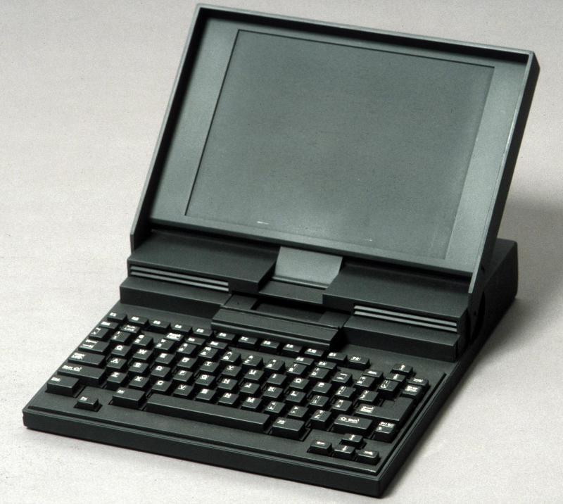 Ordinateur Maquette d'ordinateur IBM PS/55 Notebook - Centre Pompidou
