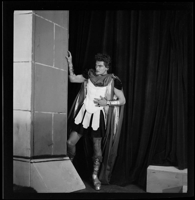 Portrait d'un comédien non identifié en tenue de soldat romain - Centre ...