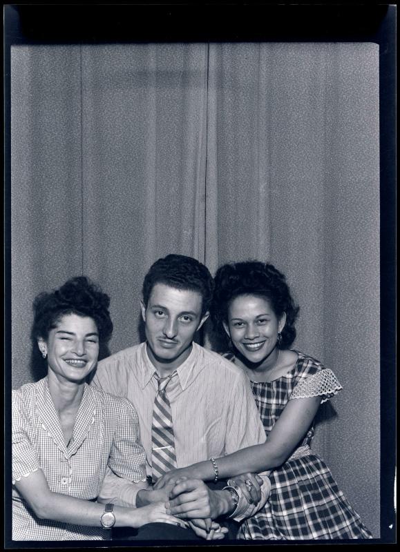 Juliet Man Ray, personne non identifiée et Adrienne Fidelin - Centre ...