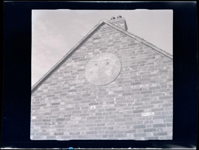 Sculpture de Pablo Picasso sur la maison de Roland Penrose et Lee ...