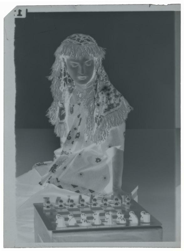 Juliet Man Ray devant un jeu d'échecs dessiné par Man Ray - Centre Pompidou