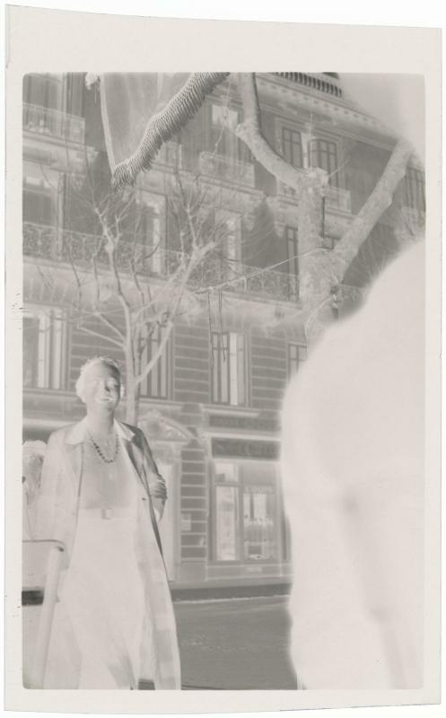 Passante dans la rue - Centre Pompidou