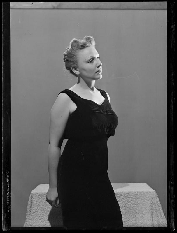 Modèle non identifié en déshabillé (Sonia Mossé ?) - Centre Pompidou